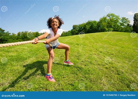 Kut Kijkt Jonge Zwarte Krullende Meid Trekken Touw Stock Afbeelding