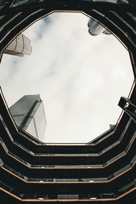 원형 창을 통해 본 건물의 모습 사진 Unsplash의 무료 이미지