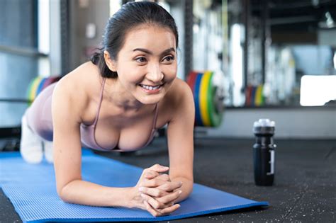 피트니스 스포츠 체육관에서 아시아 여자 체육관에서 운동하는 여성 건강을 유지 여자는 매트에 휴식 체육관에서 실내 운동 현대 실내 피트니스 체육관 클럽에서 운동을하는 젊은