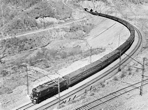 Пассажирский поезд идет по одному из участков Транссибирской Назад в СССР Фотострана