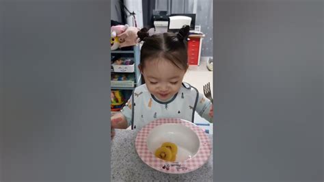 키위맛에 놀란 아기 키위먹방아기먹방아기간식세살아기애교쟁이 Youtube
