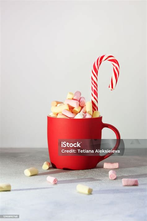 여러 가지 색깔의 마시멜로와 빨간 머그잔에 겨울 뜨거운 음료 0명에 대한 스톡 사진 및 기타 이미지 0명 가을 갈색 Istock