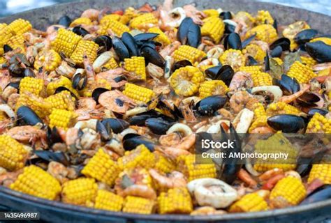 길거리 음식 도시의 날그릴 바베큐 돼지 고기 닭고기 옥수수 야채 감자 해산물 새우와 홍합남자 요리사 갑각류에 대한 스톡 사진 및 기타 이미지 Istock