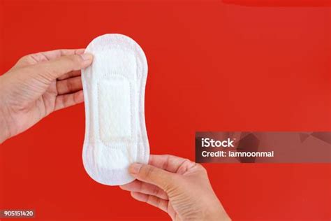 손을 잡고 여성 생리대 생리 빨간 배경에 동안 여자에 의해 착용 흡수 성 항목 쥠에 대한 스톡 사진 및 기타 이미지 쥠 생리대 패딩 보호용 운동복 Istock