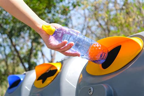 쓰레기통에 플라스틱 병을 던져주세요 재활용 가능한 플라스틱 폐기물과 같은 폐기를 위해 폐기물을 분리하여 쓰레기통을 버리는 남자 환경 개념 쓰레기에 대한 스톡 사진 및 기타