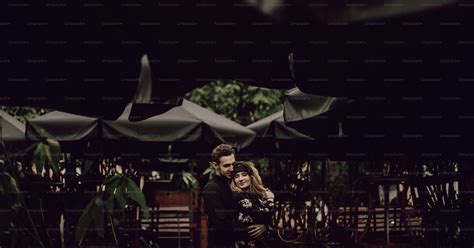 카페 테라스의 저녁 도시 거리에서 춤을 추는 세련된 집시 커플 여자와 남자가 부드럽게 포옹 낭만적 인 프랑스 분위기의 순간