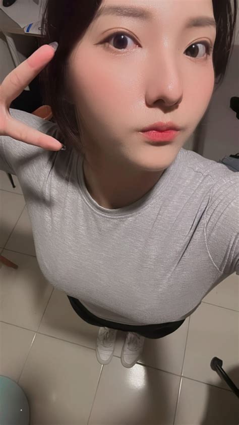 心情愉悅真的看起來不會老 出門買東西還是會被認成大學生 （可以真的算學生價嗎🥹）
