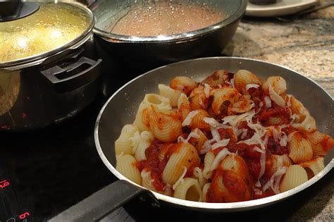 요리하는 동안 토마토 소스와 강판 치즈를 곁들인 엘보우 파이프 파스타 강판에 갈기에 대한 스톡 사진 및 기타 이미지 강판에 갈기 건강한 식생활 그릇 Istock