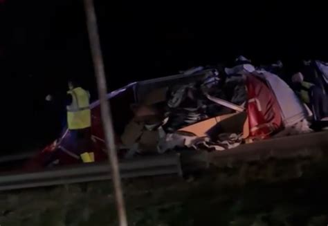 Среднощно меле Бус се удари челно в камион във Видин двама са в болница снимки видео