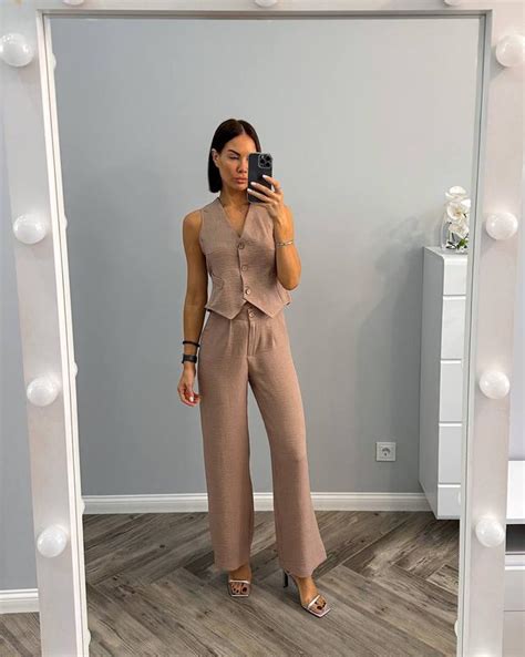 Класичний жіночий діловий коричневий лляний костюм з жилеткою з довгими вільними брюками — ціна