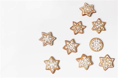 장식 크리스마스 음식 패턴 흰색 테이블 배경에 고립 된 설탕 착빙과 별 모양의 진저 브레드 쿠키의 겨울 구성 플랫 레이 상단 보기 장식 코너 배너 크리스마스에 대한 스톡