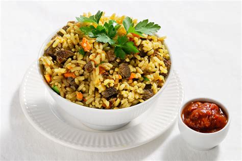 플로프 필라프 또는 필라우 황금쌀 당근 갈색 양고기 로 만든 중앙 아시아의 쌀 요리 쌀 필라우에 대한 스톡 사진 및 기타 이미지