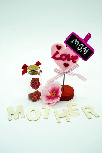 붉은 장미와 심장 모양 장식과 고립 된 흰색 배경에 어머니 문구 0명에 대한 스톡 사진 및 기타 이미지 0명 2월 3가지 개체 Istock