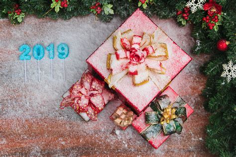 소나무 가지 붉은 장식품으로 둘러싸인 아름 다운 빨간 선물 상자 2019 중간에 숫자 복사 공간 하단 왼쪽 모든 것이 떨어지는 눈 조각 2019년에 대한 스톡 사진 및 기타