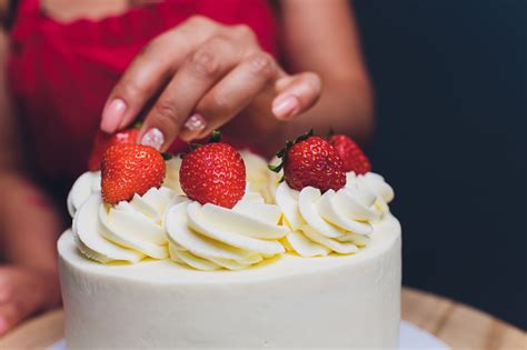 딸기로 장식 된 과자는 흰색 크림비스킷 케이크 케이크는 나무 테이블에 서 있다 수제 페이스트리 요리 케이크의 개념 거품 내기에 대한 스톡 사진 및 기타 이미지 Istock
