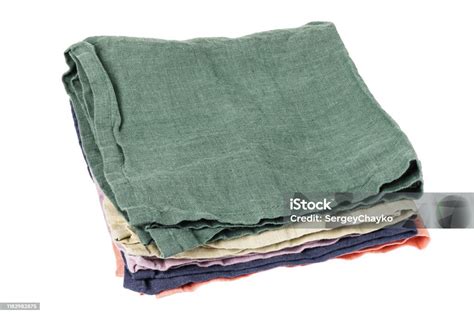 흰색 배경에 고립 된 다양한 색상의 비 다림질 섬유 냅킨 그룹 스태킹 방법으로 촬영한 사진 0명에 대한 스톡 사진 및 기타 이미지 Istock