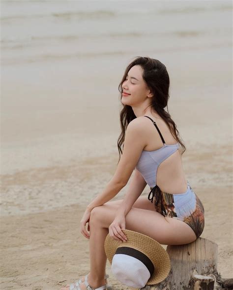 ตูน พิมพ์ปวีณ์ หนีร้อนไปเซ็กซี่ริมทะเล จนเอฟซีแห่คอมเมนต์