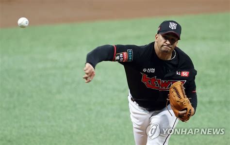 kt 선발 쿠에바스 역투 연합뉴스