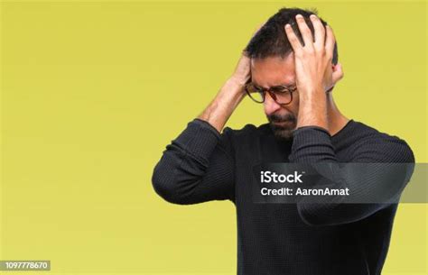 성인 스페인 사람 고립 된 배경 때문에 두통 절망과 스트레스에서 고통 위에 안경을 통증과 편두통 머리에 손입니다 걱정하는에 대한 스톡 사진 및 기타 이미지 Istock