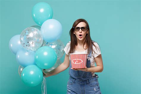 파란색 청록색 배경에 고립 된 다채로운 공기 풍선을 축 하 하는 영화 영화를 감상 하는 3d 안경에 당황 소녀 영화 컨셉의 생일 휴일 파티 감정 갈색 머리에 대한 스톡 사진