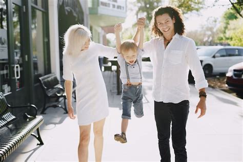 Hermosa Joven Familia Foto Gratis