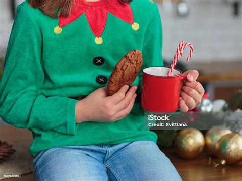 초콜릿 비스킷을 먹고 뜨거운 음료를 마시는 귀여운 꼬마 꼬마 소녀 8 9 살에 대한 스톡 사진 및 기타 이미지 8 9 살 가정 생활 가정 주방 Istock