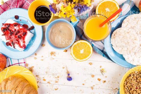건강 한 아침 식사입니다 다양 한 구색을 세트 오렌지 주스 그 라 놀라 크루아상 커피와 과일 개체 그룹에 대한 스톡 사진 및 기타 이미지 Istock