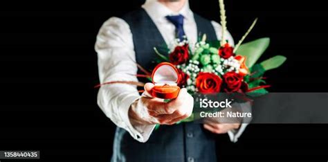 나와 결혼해 주세요 다이아몬드 약혼 반지 빨간 장미 꽃다발 빨간 선물 상자를 들고 젊은 행복한 남자 약혼 결혼 반지 다이아몬드에 대한 스톡 사진 및 기타 이미지 Istock