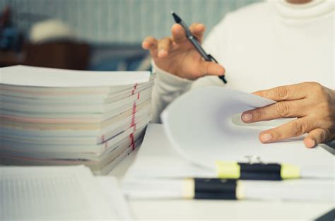 사무실에서 서류 서류 작업을 하는 사업가 부기금융감 검사장의 파일 정보 보고 법인세감사 개념에 대한 세무회계 예산 경영자에 대한 스톡 사진 및 기타 이미지 Istock