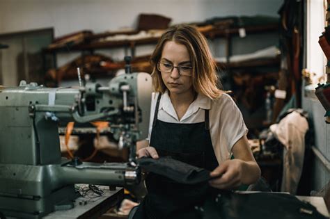 봉 제 기계를 사용 하 여 섬유 워크숍에서 아름 다운 젊은 여자 가죽에 대한 스톡 사진 및 기타 이미지 가죽 공예 공장 산업 건물 Istock