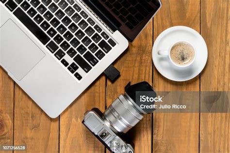 디지털 사진의 워크스테이션 현대 카메라는 전문적인 사진 촬영의 활동을 수행 하기 가정용 캠코더에 대한 스톡 사진 및 기타 이미지 가정용 캠코더 감지기 겉창 Istock