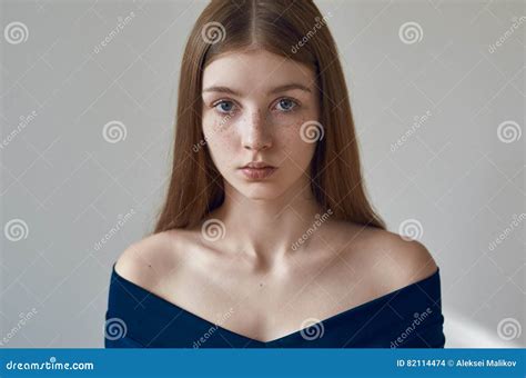Tema De La Belleza Retrato De Una Chica Joven Hermosa Con Las Pecas En