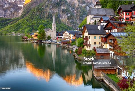 유명한 할 슈 타트 호반 마 여름 오스트리아 잘츠카머구트 지역에에서 아름 다운 화창한 날에 아름 다운 아침 빛에 오스트리아