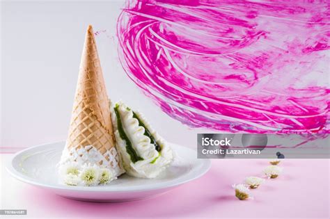 아이스크림 콘과 분홍색 배경에 흰색 꽃 여름 개념입니다 흰 접시에 잼이 있는 디저트 파스텔 색상의 아이스크림 와플 콘 복사 공간 0명에 대한 스톡 사진 및 기타 이미지