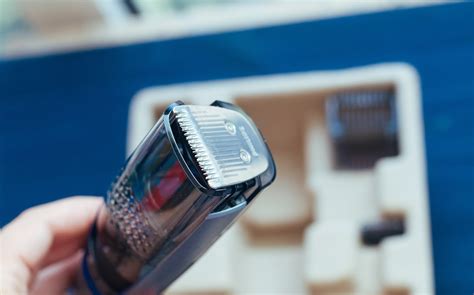 Philips Beardtrimmer series 7000 Триммер для бороды с вакуумной системой.