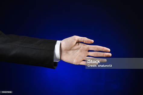 사업가 주제 검은 양복과 흰 셔츠 스튜디오에서 고립 된 어두운 파란색 바탕에 손 제스처를 보여주는 남자 가리키기에 대한 스톡 사진 및 기타 이미지 Istock