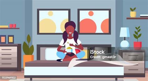 여자 앉아 연꽃 포즈 침대에서 아침 식사 아프리카계 미국인 웃는 소녀 현대 가정 침실 인테리어 여성 만화 캐릭터 전체 길이 평면 수평 먹기에 대한 스톡 벡터 아트 및 기타