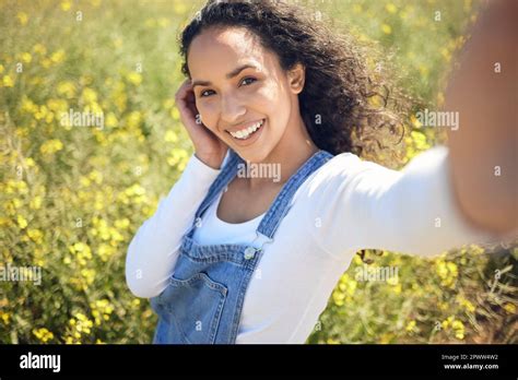 Tout Le Monde Me Connaît Comme La Belle Fille De Pays Une Jeune Femme Prenant Un Selfie Tout En