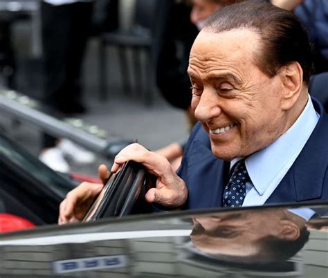 نخست‌وزیر اسبق ایتالیا به تیم فوتبال خود در صورت پیروزی وعده یک بس پر از روسپی داد