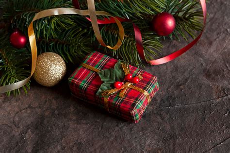 전나무 가지 빨간색과 황금색 크리스마스 공 및 선물 상자와 크리스마스 구성 클로즈업 짙은 갈색 배경에 평면도 12월에 대한 스톡