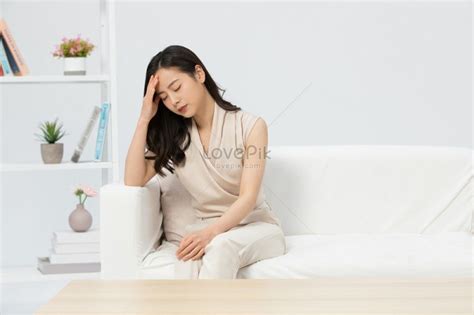 Создать мем девушка в углу девушка страдает от одиночества грустная девушка Картинки