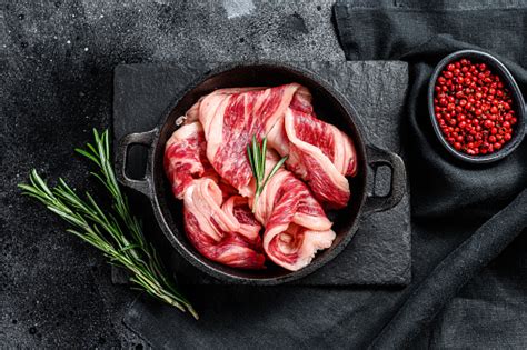 생 쇠고기 베이컨 대리석 고기 검은 색 배경 맨 위 보기입니다 복사 공간 0명에 대한 스톡 사진 및 기타 이미지 0명 고기 날것 Istock