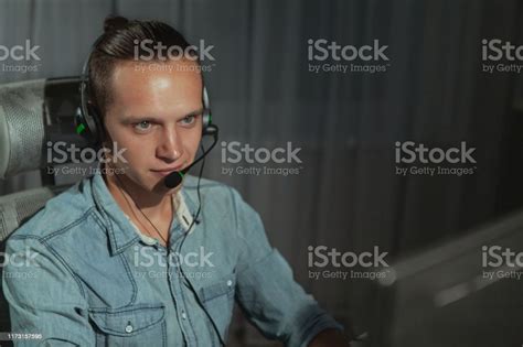 자신의 컴퓨터에서 작업하는 소프트웨어 프로그램 개발자 비디오 게임에 대한 스톡 사진 및 기타 이미지 비디오 게임 컴퓨터 프로그래머 Brand Name Video