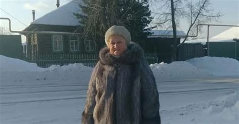 Синът ми не искаше да учи след училище и се ожени веднага Но скоро се разведе дойде в дома ми