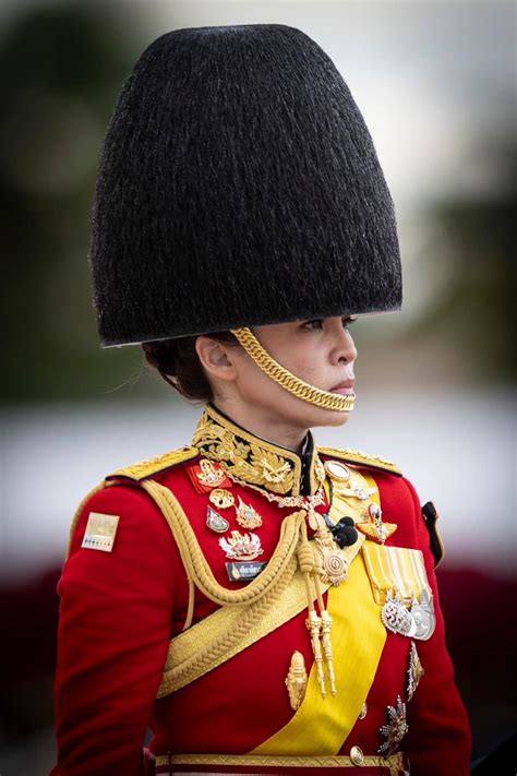 พลเอกหญิง สมเด็จพระนางเจ้าสุทิดา พัชรสุธาพิมลลักษณ พระบรมราชินี ทรงนำการสวนสนามของทหารมหาดเล็ก