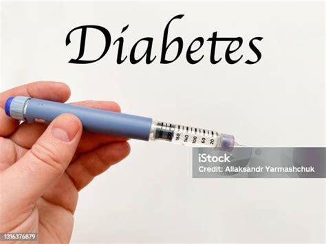 흰색 고립 된 배경에 손에 인슐린 주사기 펜 당뇨병 환자를 위한 인슐린 건강관리와 의술에 대한 스톡 사진 및 기타 이미지 건강관리와 의술 건강한 생활방식 건강한