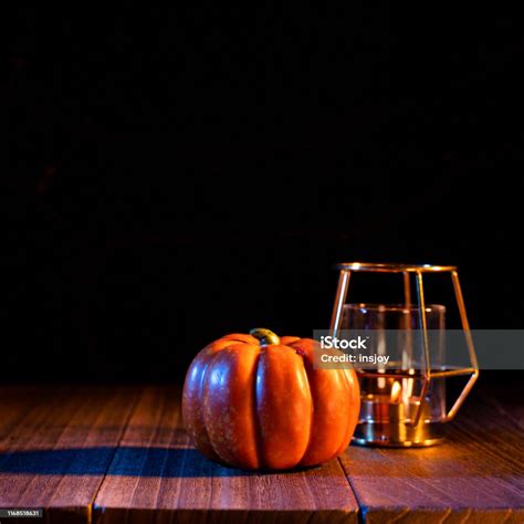 할로윈 개념 검은 배경 트릭 또는 치료와 어두운 나무 테이블에 오렌지 호박 랜턴 공란에 대한 스톡 사진 및 기타 이미지 공란