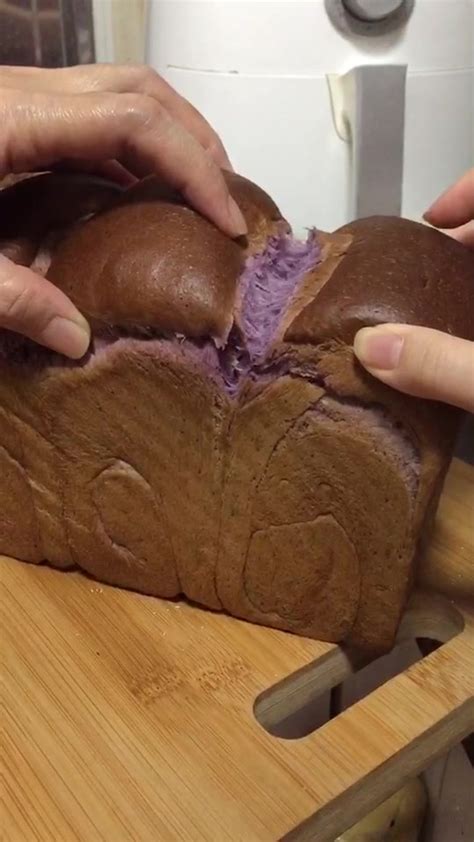 โชคุปังมันม่วงโอกินาว่า นุ่มแค่ไหนดูเอาเองค่า หอม นุ่ม ดึงเป็นไยขนาดนี้ รับประกันความนุ่มแม้ข้าม