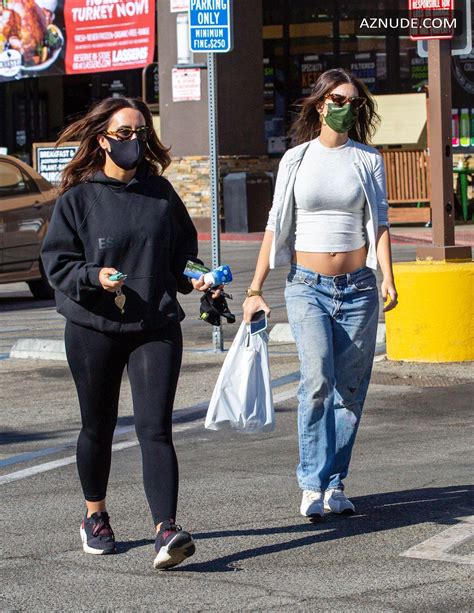Emily Ratajkowski Stopping For A Wholesome Juice Drink With A Friend In