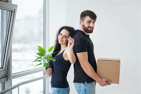 젊은 커플 새로운 가정에서 골 판지 상자를 풀고 움직이는 집 남자에 대한 스톡 사진 및 기타 이미지 남자 남편 무릎 꿇기 Istock